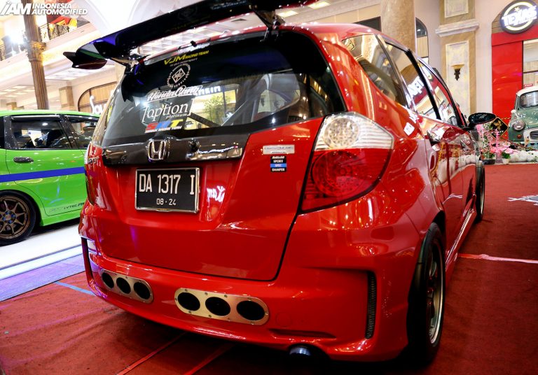 Tampilan Modif Racing Look pada Jazz RS, Beringas di Arena Balap ...