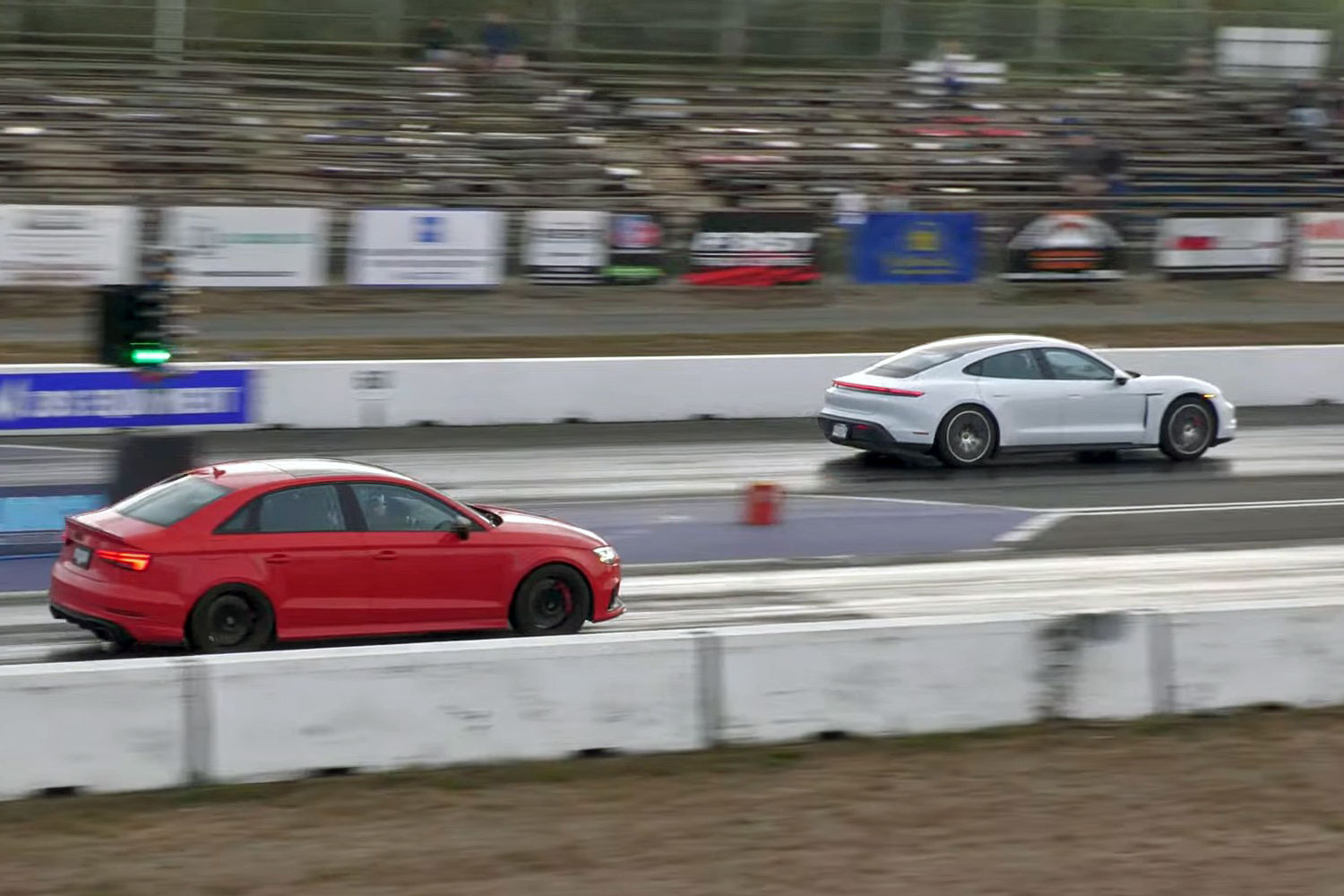 Audi RS 3 Takluk dengan Kehebatan Performa Porsche Taycan di Arena ...