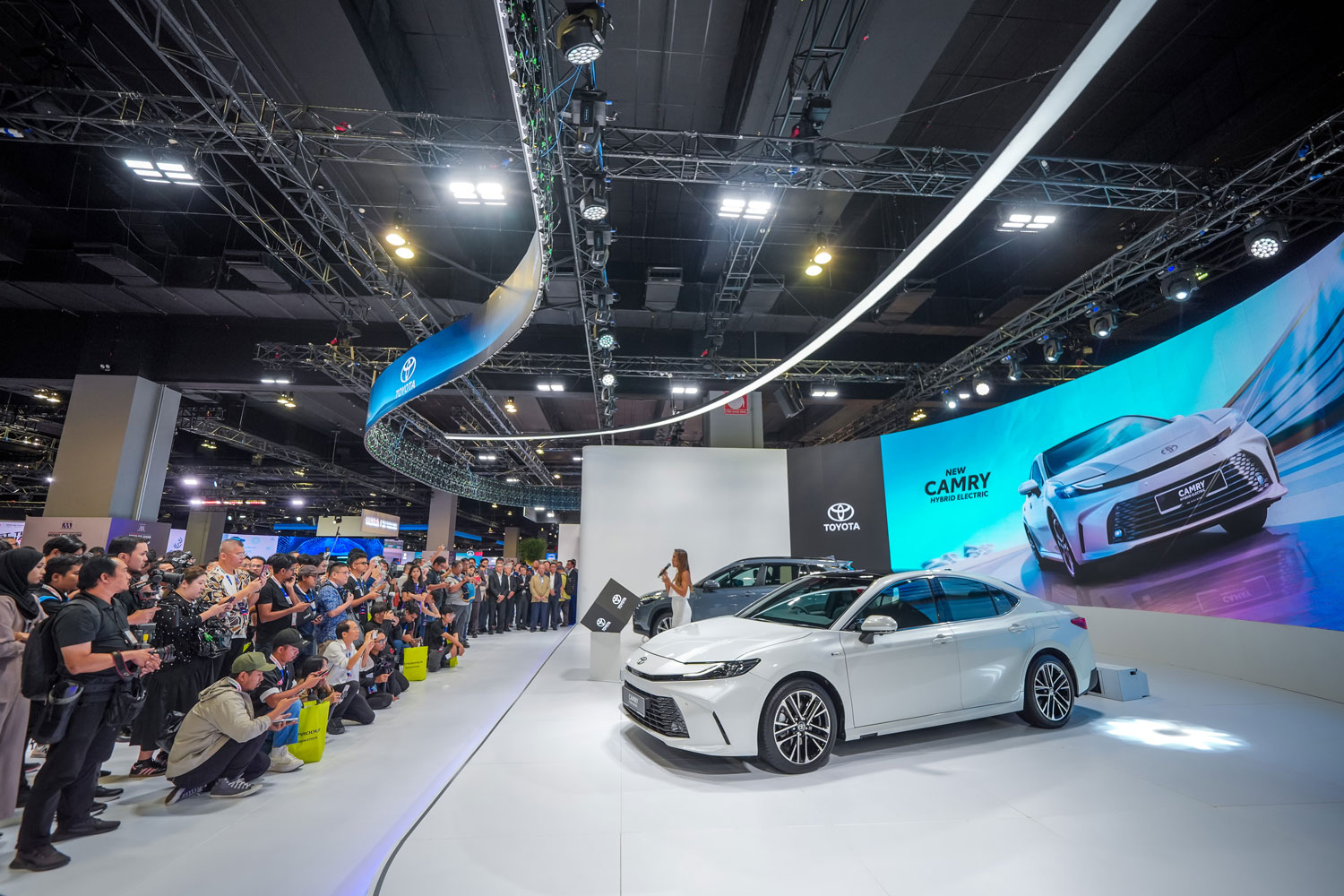 Toyota New Camry dan New Corolla Cross 2025 Mendebut di KLIMS 2024 ...
